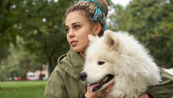 Woman Carries 52-Pound Samoyed in Backpack on New York Subway